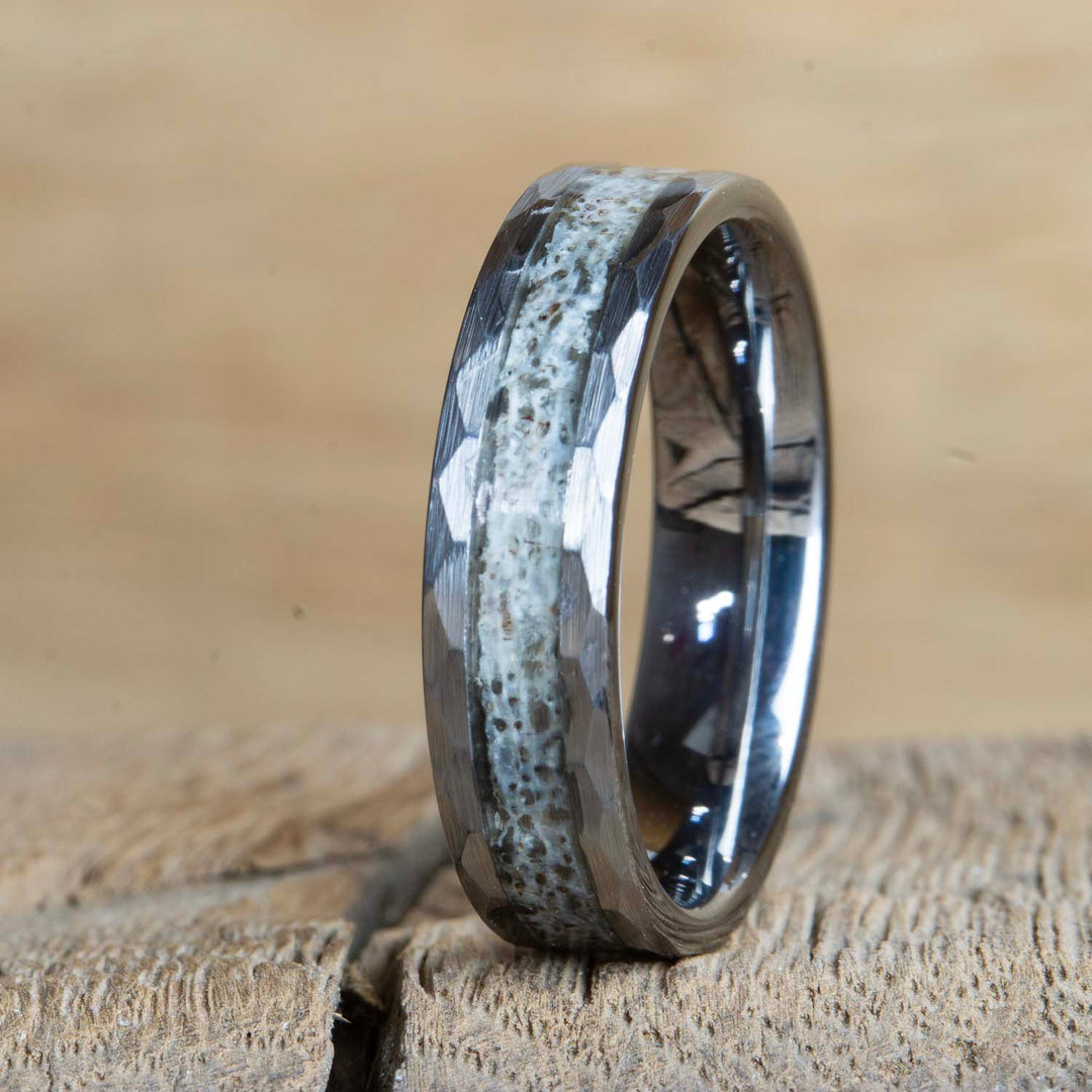 The hammered stag- Tungsten ring with hammered finish and antler 6mm ...