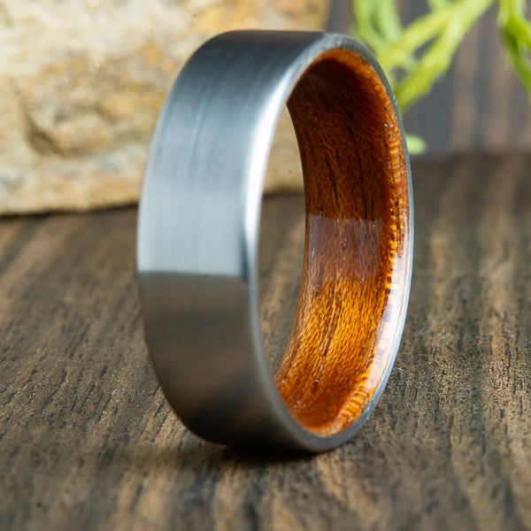 Titanium wood ring with Acacia wood – Peacefield Titanium